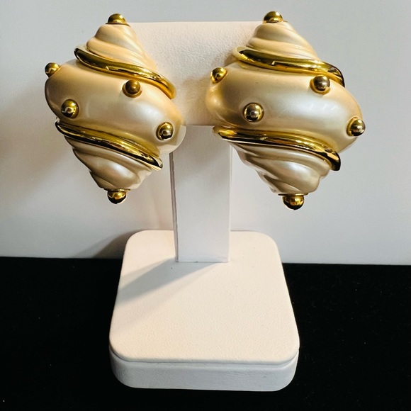 Kenneth Jay Lane | Jewelry | Vintage Kenneth Lane Sea Shell Clip On ...